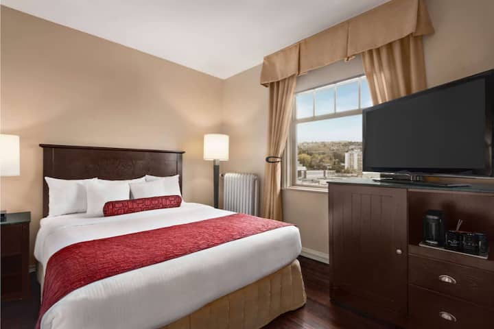 1 Queen Bed L Plaza Hotel L Central Kamloops - 캠룹스