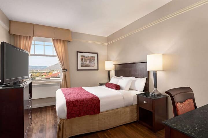 Plaza Hotel L 1 Queen Bed L Near Riverside Park - Kamloops