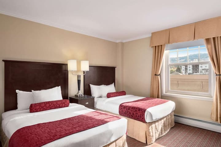 Plaza Hotel L 2 Twin Beds L Near Riverside Park - Kamloops