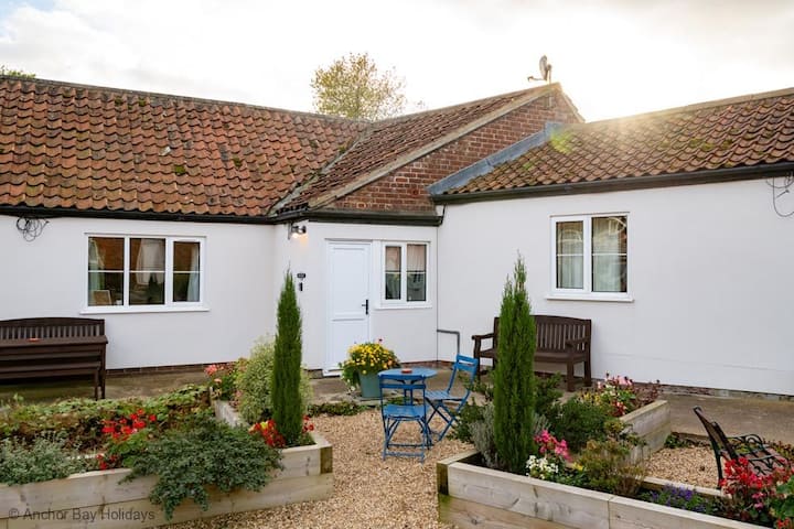 Horseshoe - Grange Farm - Mediterranean Courtyard - Flamborough