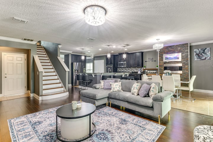Media Lounge & Bar: Spacious Davenport Family Home - Davenport, FL
