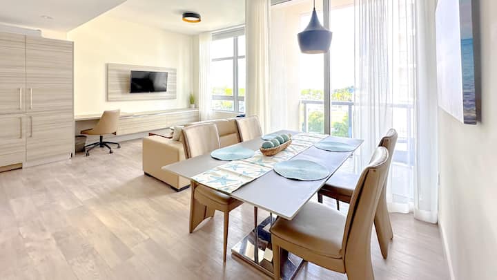 Seaside Escape Hollywood | Rooftop Pool Paradise - Hollywood, FL