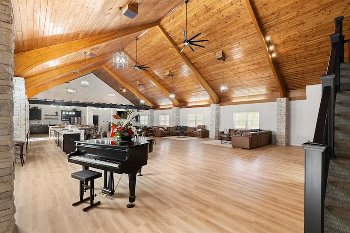 Park Place Lodge - Stay Play Celebrate - Sleeps 34 - Louisville, KY