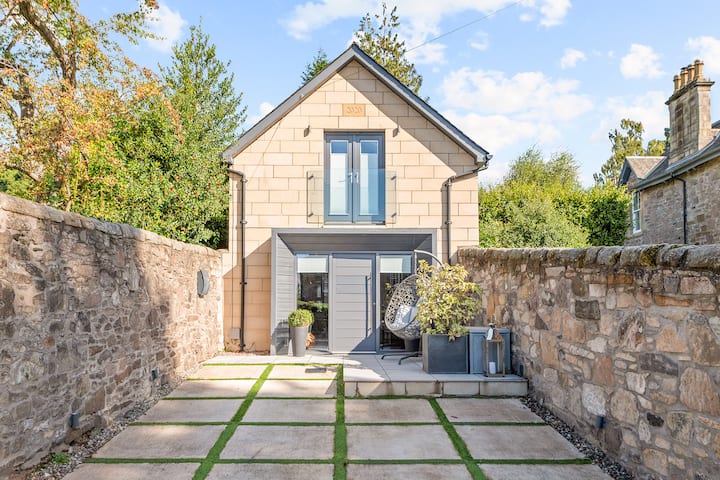 The Skinny House - Sleek Smart Home | 2br/2bth - Stirling