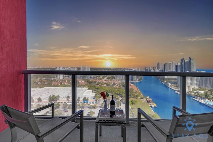 Chic Studio With Balcony Views & Pool Access - Hallandale Beach, FL