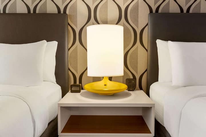 Wyndham Fort Smith | Queen Room | City Stay - Van Buren, AR