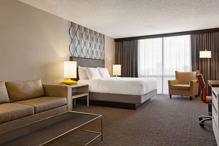Wyndham Fort Smith | King Room | Downtown Stay - Fort Smith, AR