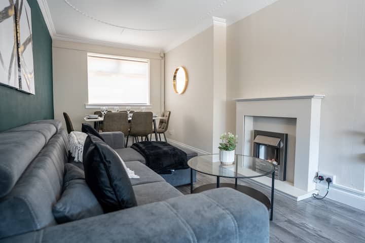 Snug Modern Home In Hamilton - Strathaven