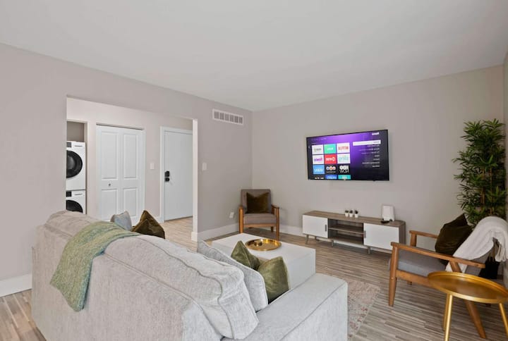 Modern 2br Retreat W/pool & Gym | Near Downtown - Oakland University, Rochester