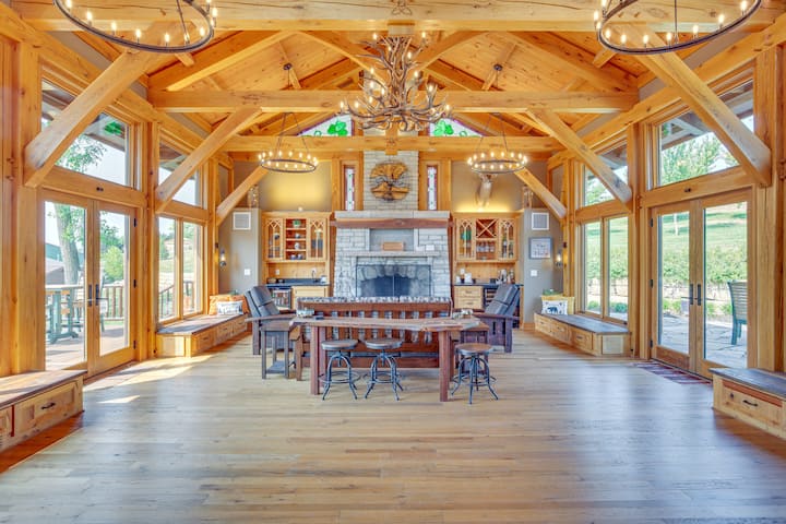Stay & Sip: Group Ranch At Shamrock Hills Vineyard - Camden, MO