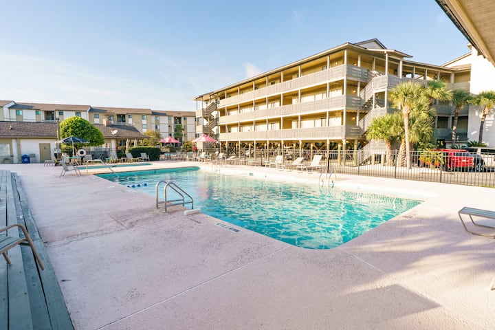 King Bed, Resort Style Pools And Beachfront Views! - Tybee Island, GA