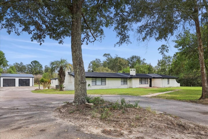 Spacious 5-bedroom Home In Orange - The Blue Lagoon, Vinton