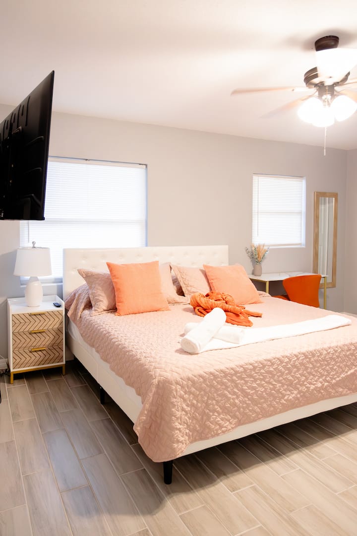 Pet-friendly Lakeland Stay | King Bed + Cozy Court - Lakeland