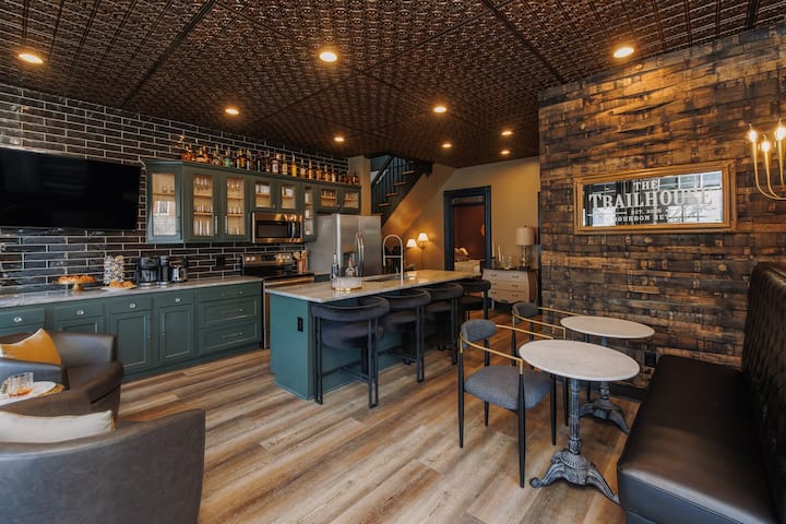 *New* Speakeasy Highlands 7br | Hot Tub | Sleep 14 - Louisville, KY