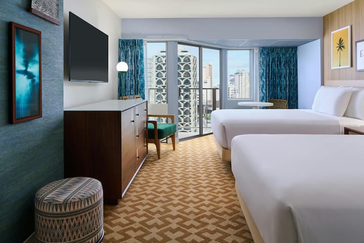 Modern City View Balcony Stay In Waikiki | 2 Beds - Honolulu, HI