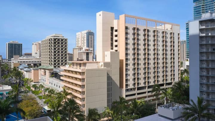 City View Bliss: Waikiki Dream Comfort, 1 King Bed - Honolulu, HI