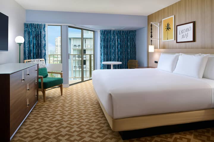City View Bliss: Waikiki Dream Comfort, 1 King Bed - Honolulu, HI
