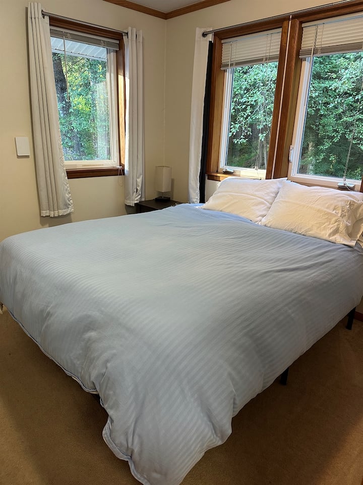 Cozy Juneau Retreat - Mtn Views, Near Town - Juneau, AK