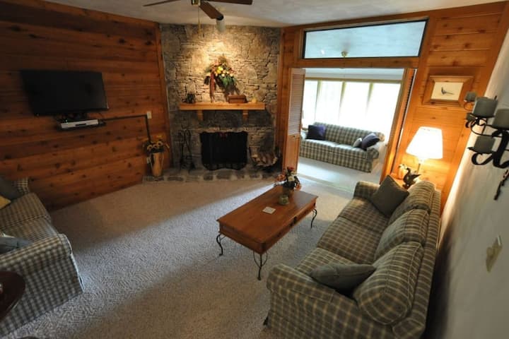 Super Charming Condo - 7 Springs - Donegal, PA