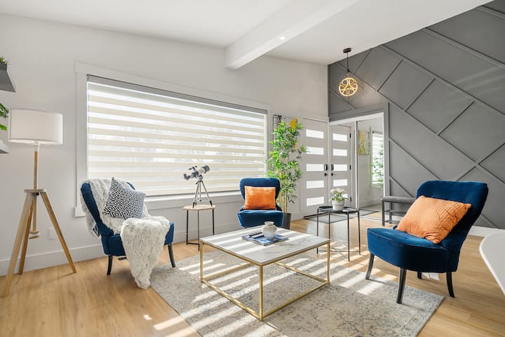 Moonlight Haus | Prime Access To Whyte + Downtown - カナダ エドモントン