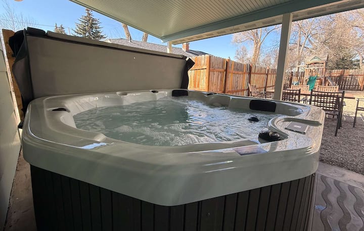 Loveland's Lakeside Hot Tub Lodge | Dogs Welcome - Loveland, CO