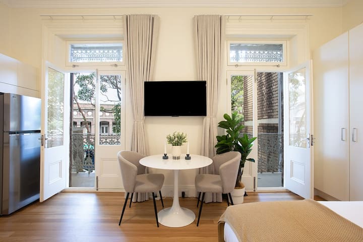 The Crown, Three Surry Hills Isyd - North Sydney