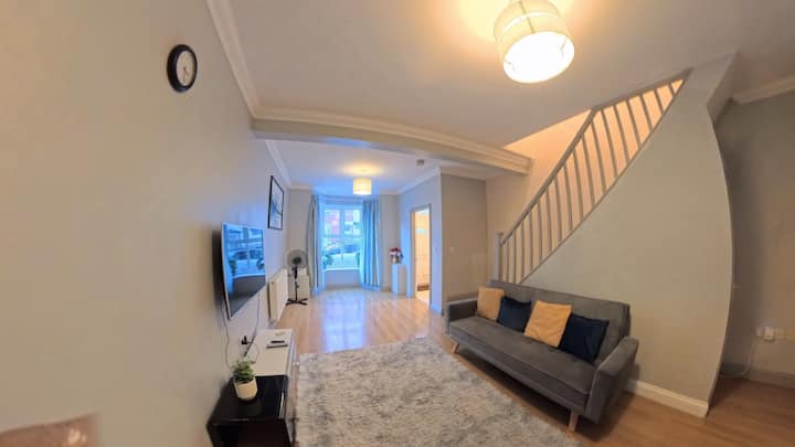 Northampton Oasis Retreat - 3-4 Bedroom House - Northampton, UK