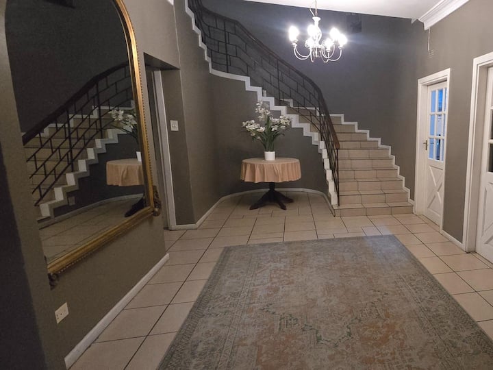 13 Family - 4 Single Beds Share Bathroom - Richards Bay