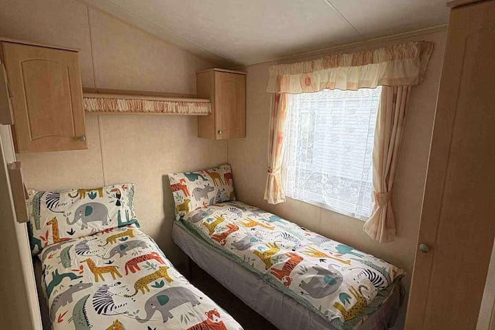 3 Bed Caravan - Sleeps 8 - Pets - Garden - Parking - Withernsea