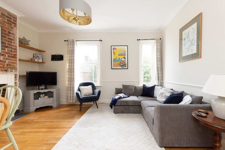 Characterful City Maisonette For 4 - Chichester