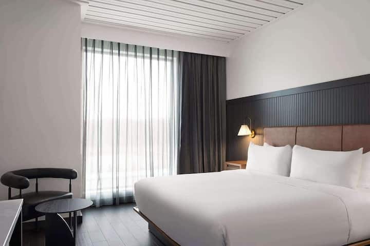 Origin Kc | King Room | Near Bar K & Stadium - Kansas City, MO