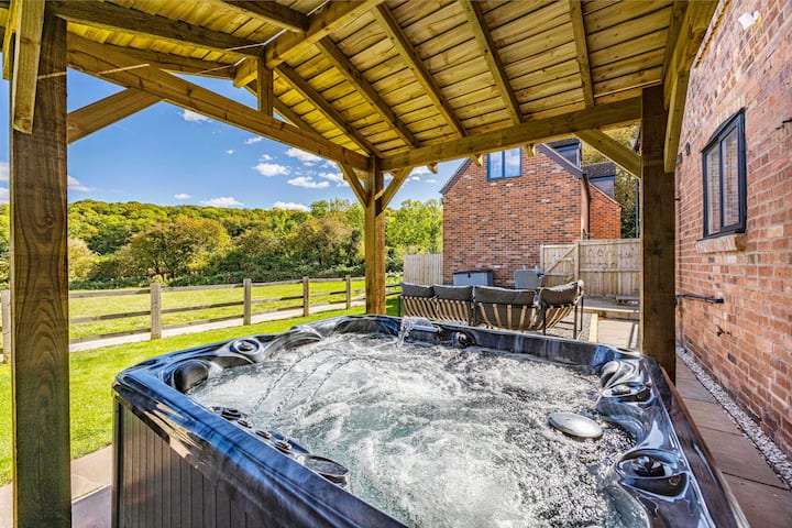 Gorgeous Barn With Hot Tub And Games Room - Leicestershire