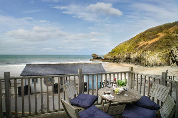 Beach Hut Apartment, Llangrannog - Llangrannog