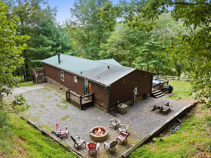 Blue Ridge Cabin | Views | Hot Tub | Fire Pit - Blue Ridge, GA