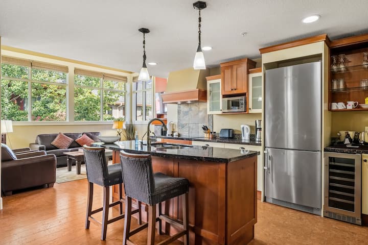 Stylish Rockies Escape | King Suite, Patio - Canmore