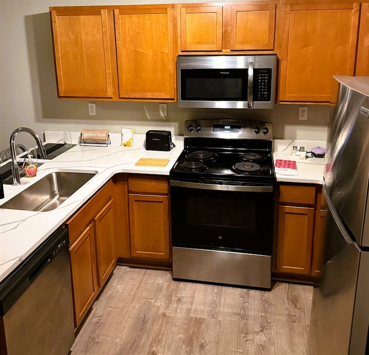 * New * 4br Retreat | Heart Of Campus W/ Parking - Ann Arbor