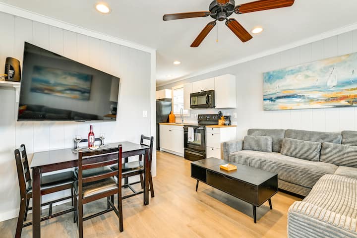 Waterfront Living & Resort Perks! Lake Norman Stay - Lake Norman, NC