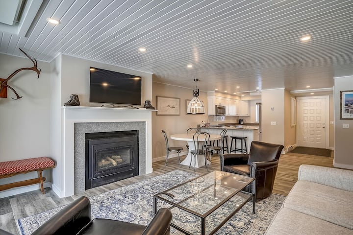 Lodge Condo 16: 2 Br, A/c, Summer Pool, Fireplace - Stowe, VT