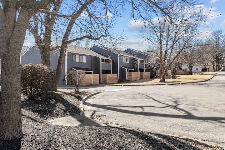 Updated Modern Lawrence Condo! - 勞倫斯郡