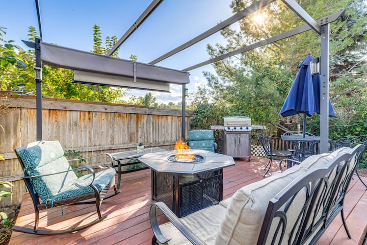 Private Hot Tub W/ Projector: Modern Aurora Home - Aurora, CO