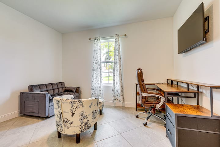 Beach-hop & Golf! Port St Lucie Apt W/ Shared Yard - Jensen Beach, FL