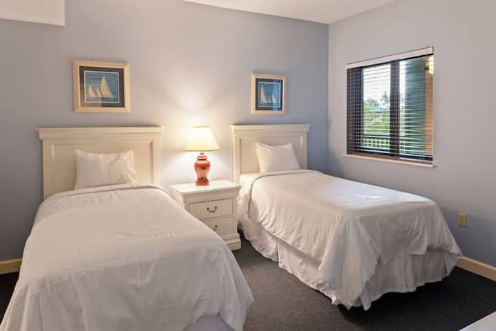 Two Family-sized 3br W/ Kitchen, Balcony And Pool - Hilton Head Island, SC