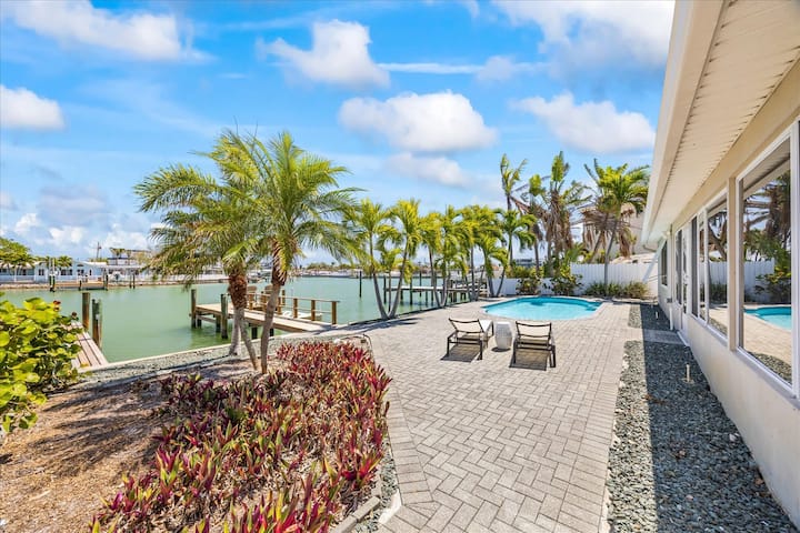 Waterfront Retreat 3 Bedroom 2 Bath Pool & Dock - St. Petersburg, FL