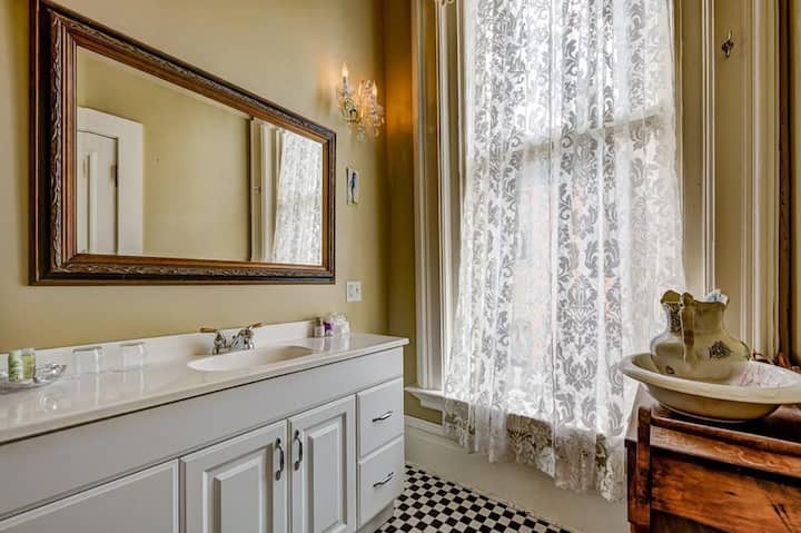 Baer House Inn Leona's Magnolia Suite - Vicksburg, MS