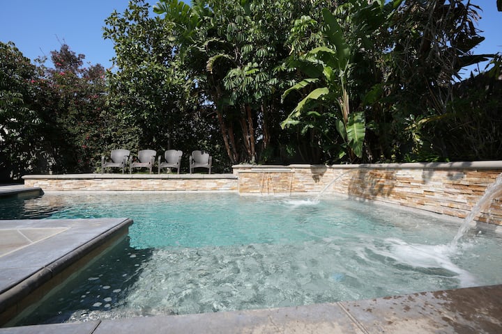 Classy Pool/jac Home: 2 Ensuites, 3/4 Mile2disney! - Anaheim