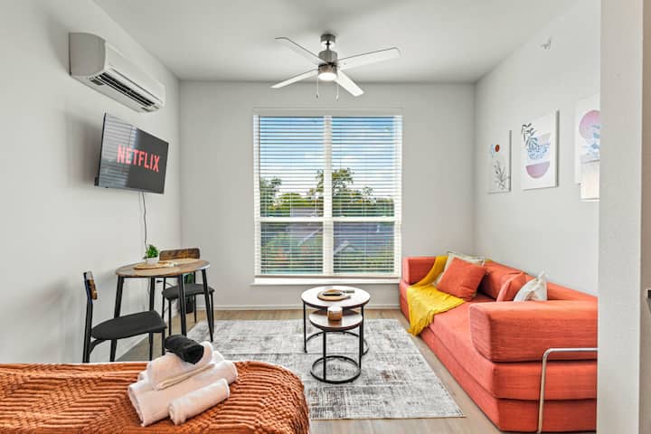 Chic Suite I Bishop Arts I Gym, Yoga & Game Rooms - Dallas, TX