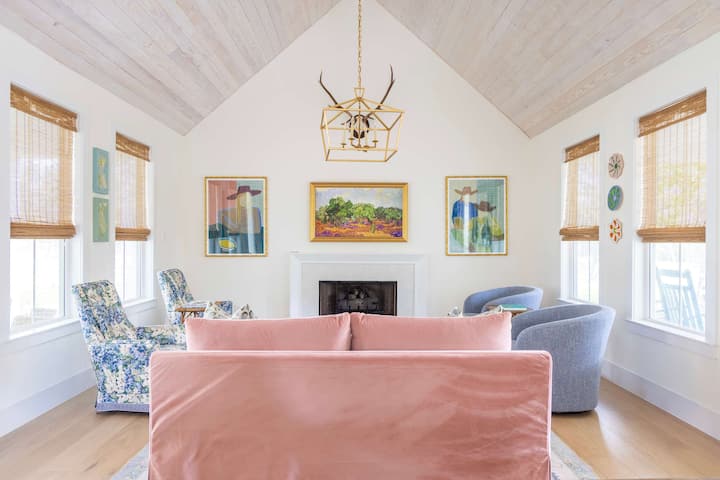 Charming Escape | Iris | 5 Mins To Round Top - Round Top, TX