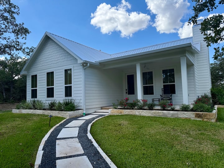 Charming Escape | Iris | 5 Mins To Round Top - Round Top, TX