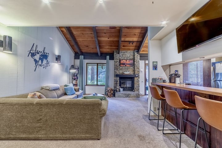 Welcoming Downtown 1+l/2ba; Jacuzzi And Parking! - Mammoth Lakes, CA