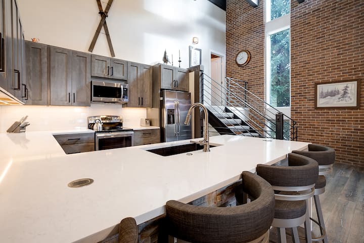 Mo24: Modern/ Remodeled/ Winter Shuttle - Steamboat Springs